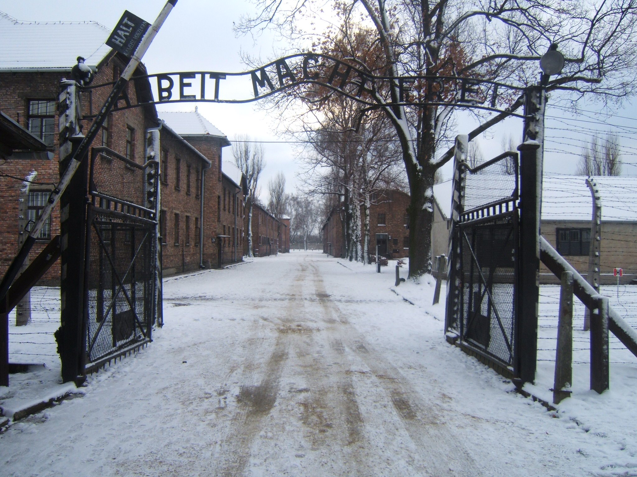 Auschwitz_I_entrance_snow - Foreign Policy Research Institute